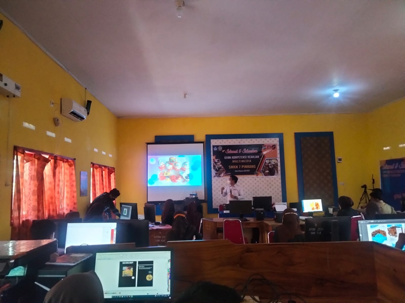 Media Promosi Cetak UMKM pada UKK Multimedia SMKN 7 Pinrang - Dunia ...