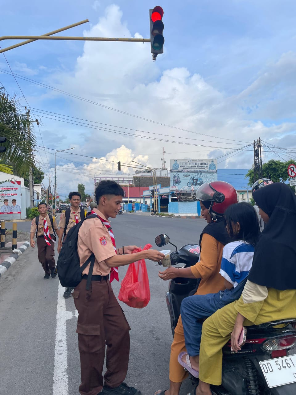 OSIS SMAN 1 Bulukumba Tebar Kebaikan Lewat SMANSA Berbagi di Bulan Ramadhan - Dunia Pendidikan